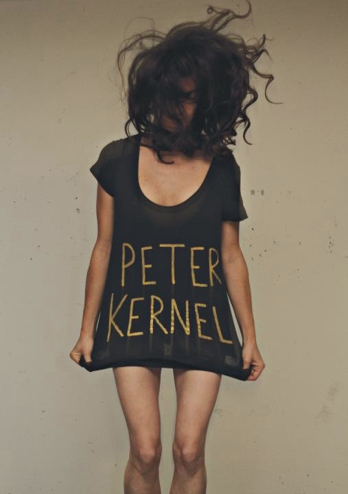 Peter Kernel, giovani che si spogliano