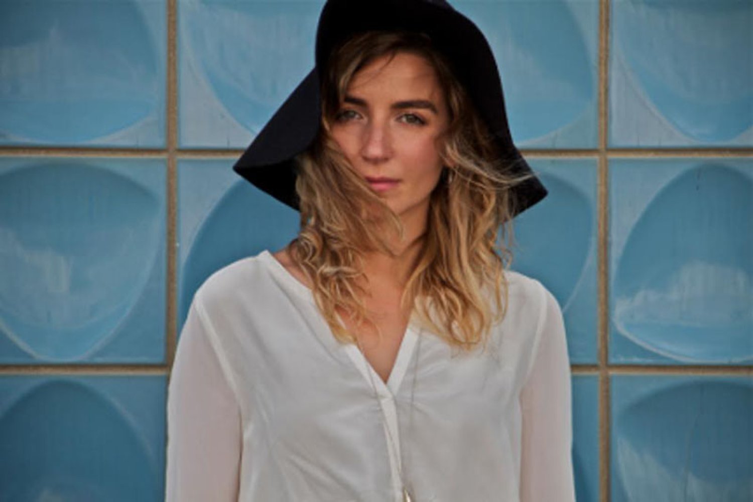 Giulia Villari: ascolta "Coral Red", dalla colonna sonora del film "Io ...